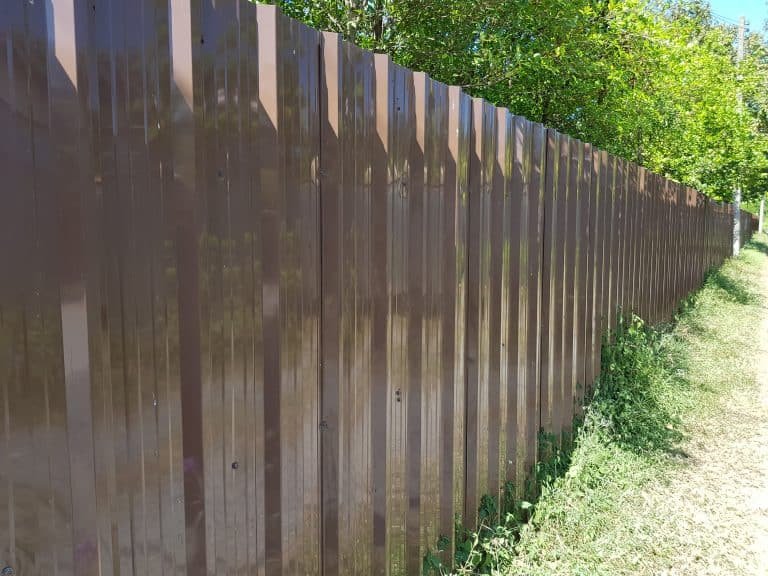 19 Metal Fence Ideas: Enhancing Your Yard with Style and Security